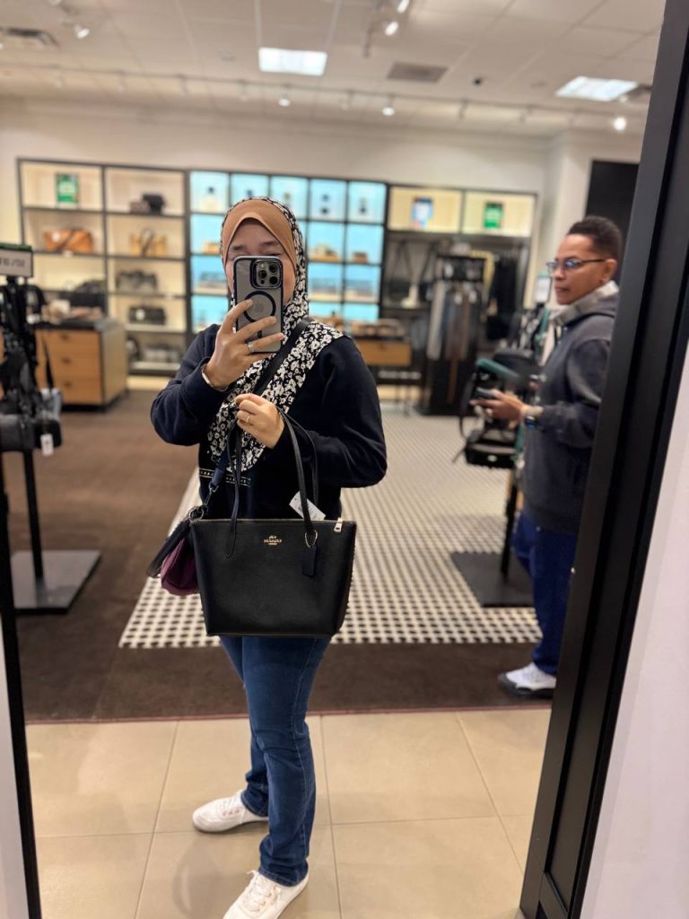 (MY Readystock) COACH Fiona Zip Tote Bag In Gold/Black CW395 – uMoMasShop